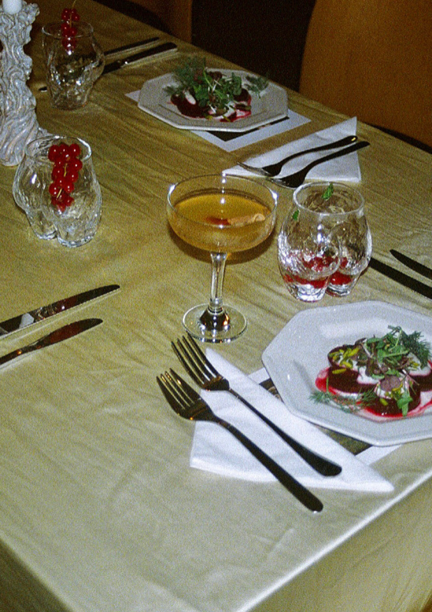 The Popotin Gl(ass)es at the Füde Naked Dinner Experience – Maison Flâneur