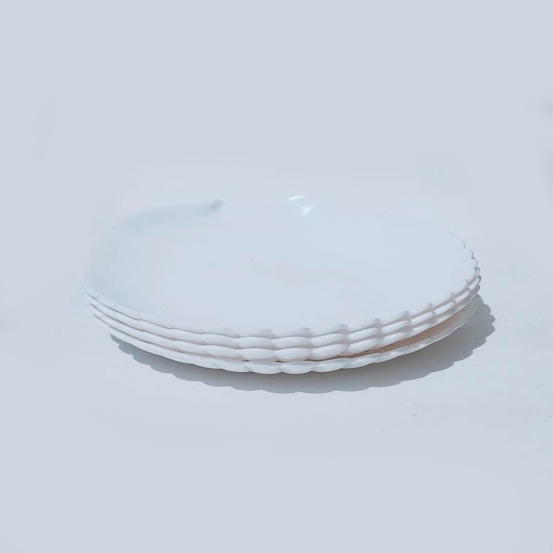 Set of Four Small Opaline Shell Plates | Maison Flâneur